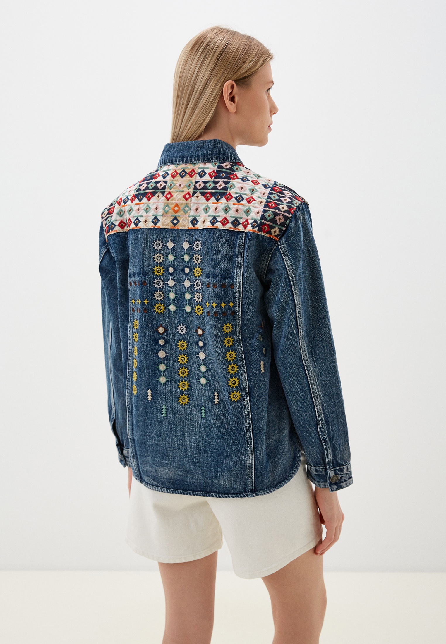 Джинсовая куртка женская Desigual (Дезигуаль) 24SWED13 купить за 10836 руб.