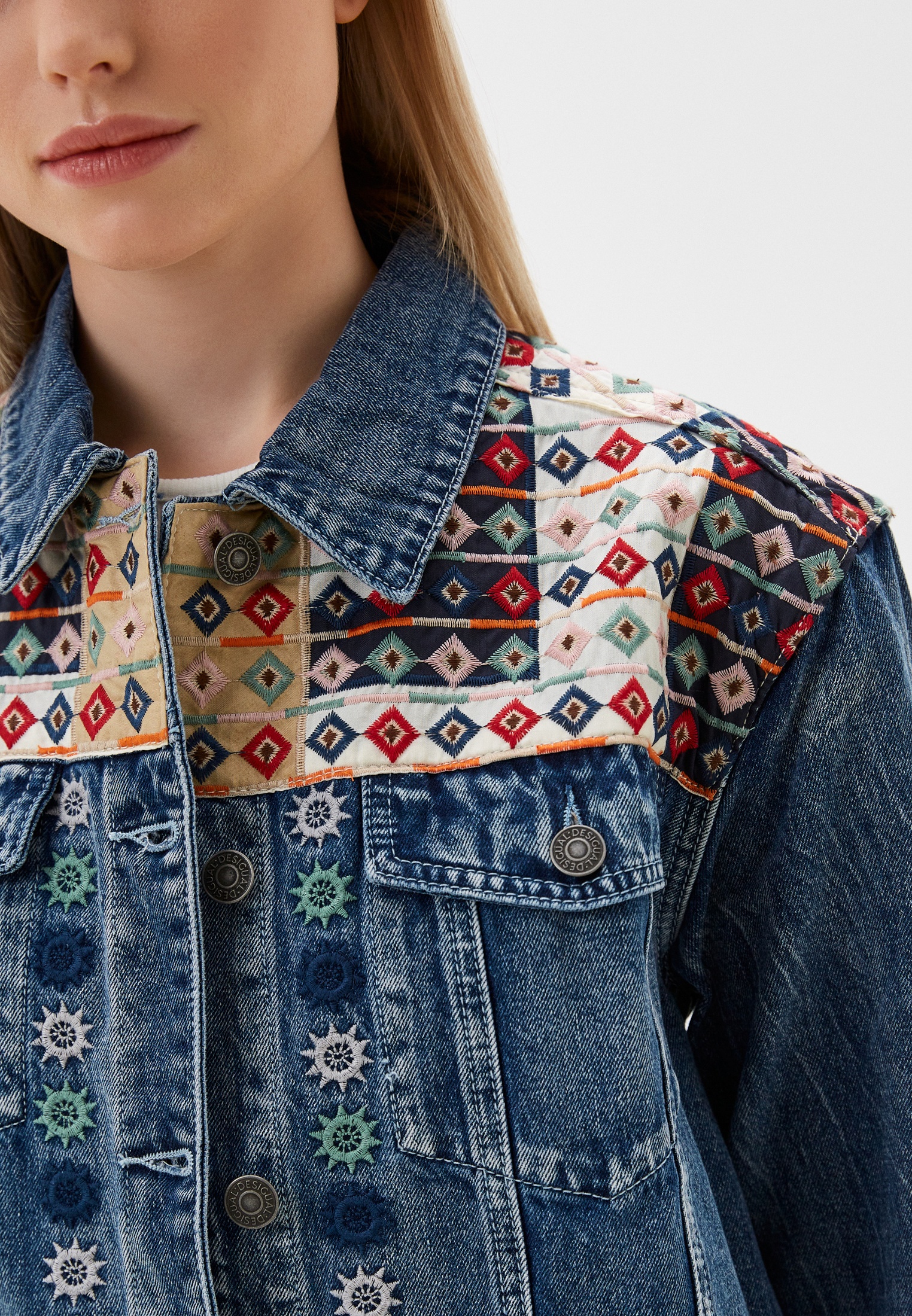 Джинсовая куртка женская Desigual (Дезигуаль) 24SWED13 купить за 10836 руб.