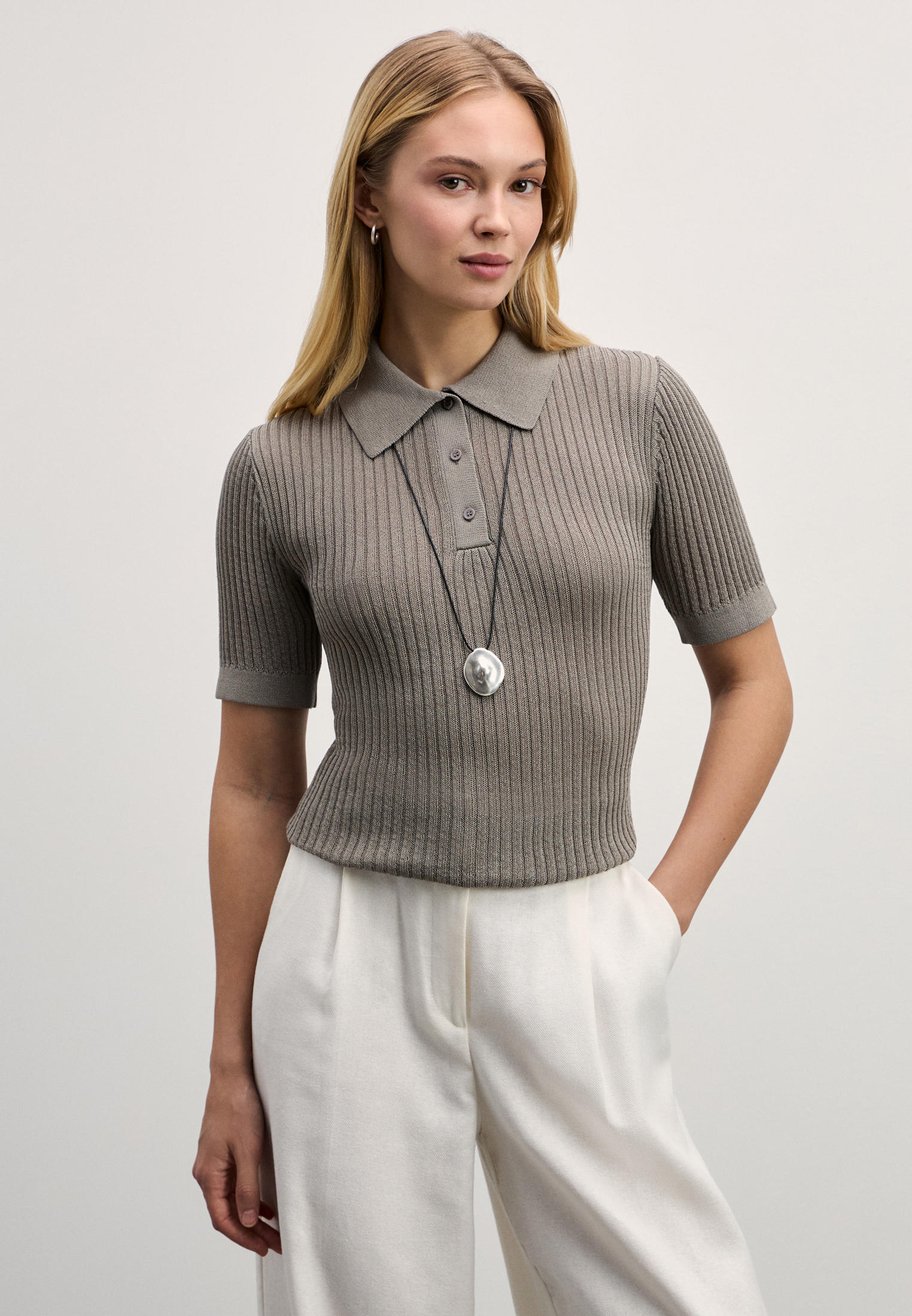 Поло Zarina Exclusive online, цвет: хаки, MP002XW100UV — купить в ...