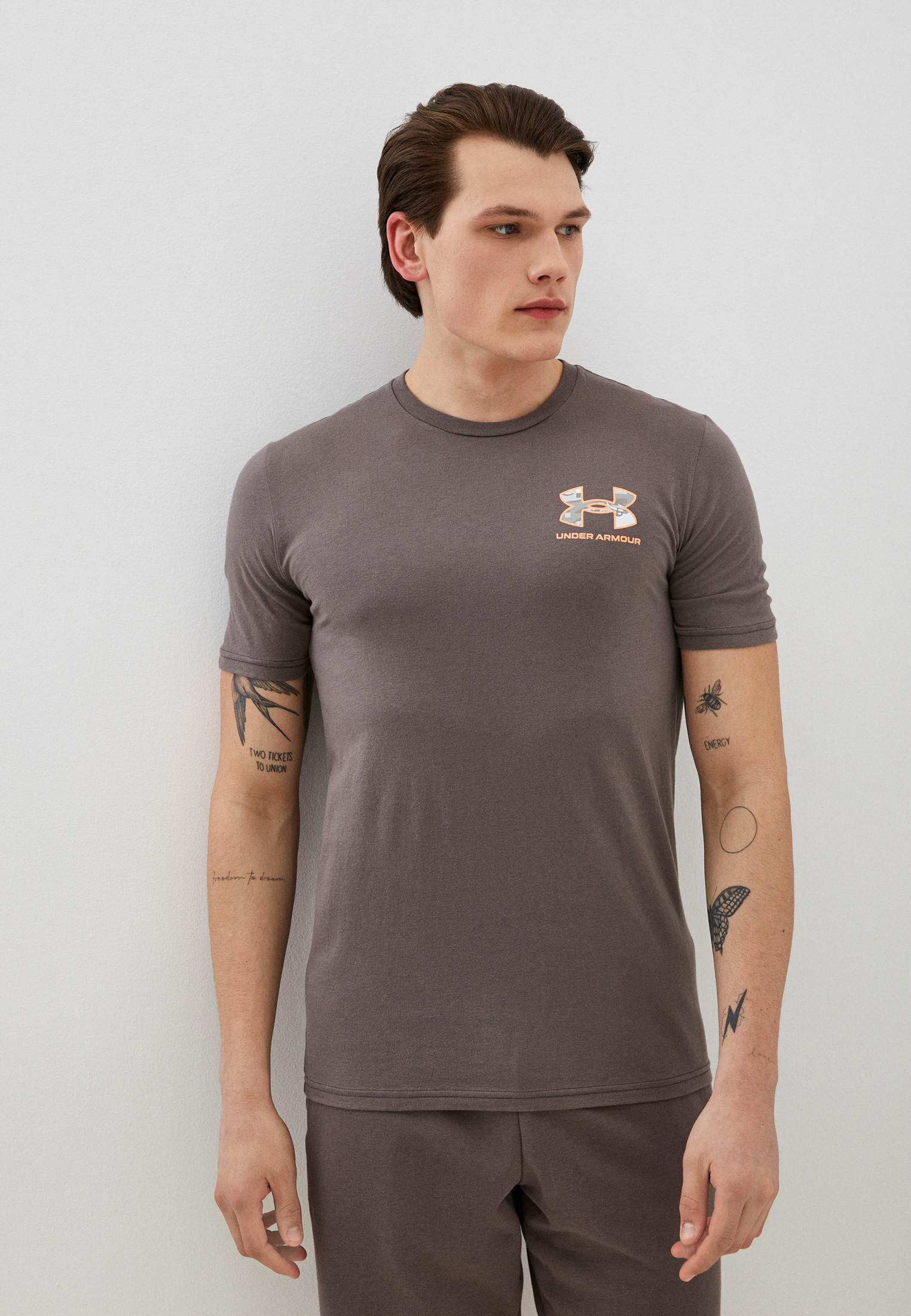 Футболка Under Armour UA ABC CAMO FILL WORDMARK SS, цвет: коричневый ...