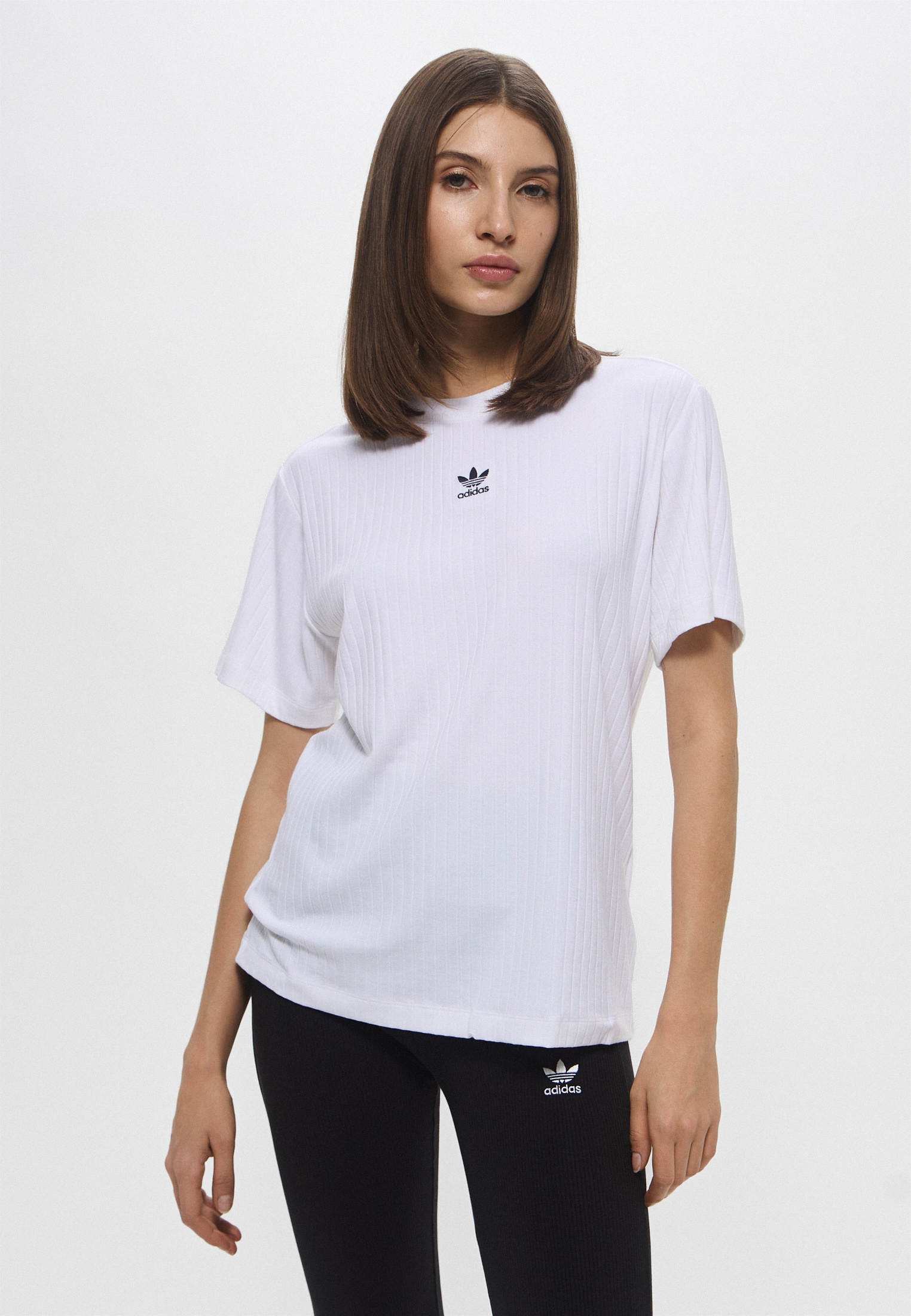 Футболка adidas Originals ESS WR TEE, цвет: белый, RTLADY853501 — купить в интернет-магазине Lamoda