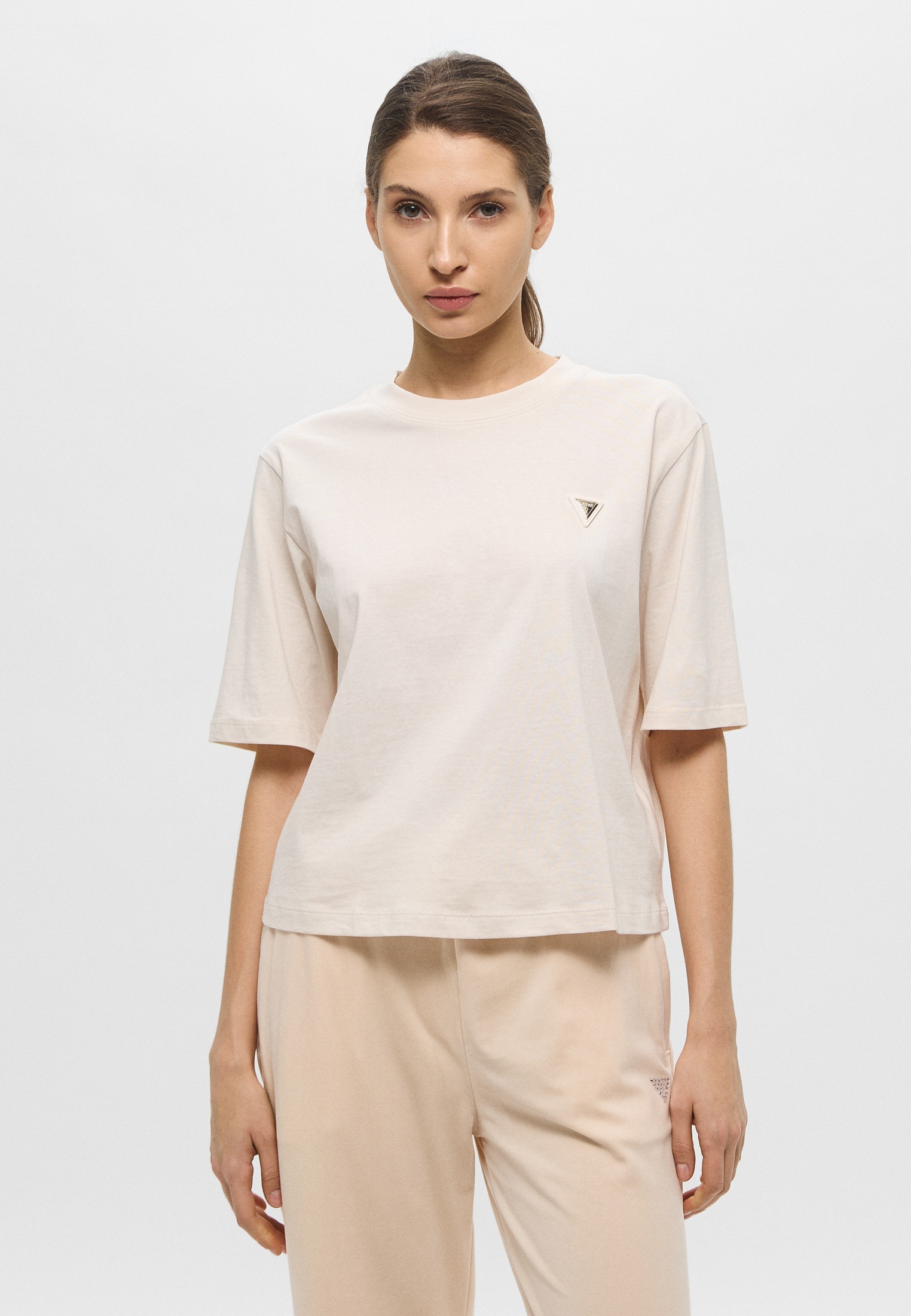 Футболка Guess, цвет: бежевый, RTLAEA406801 — купить в интернет ...