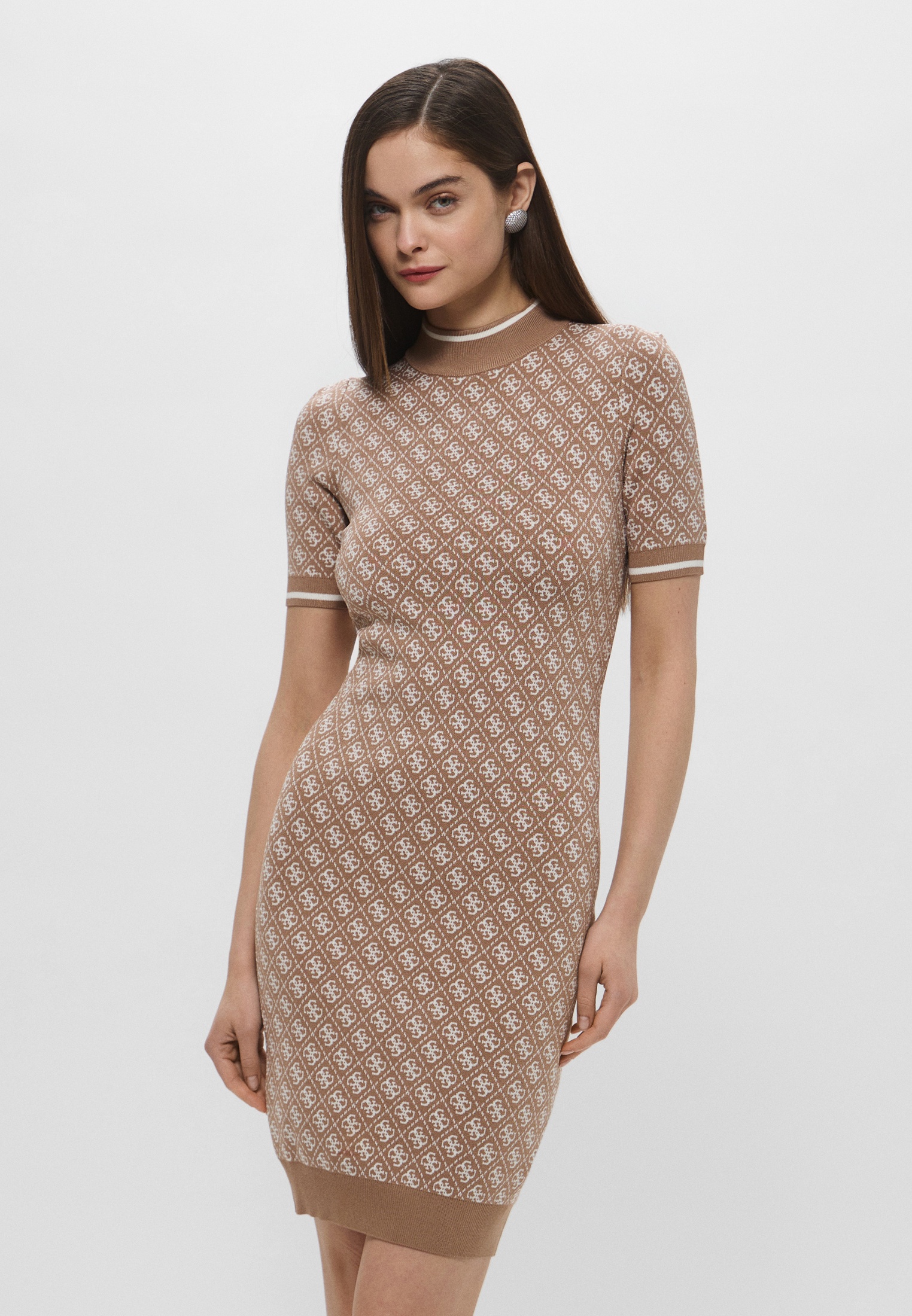 Платье Guess, цвет: бежевый, RTLAEB245101 — купить в интернет-магазине ...