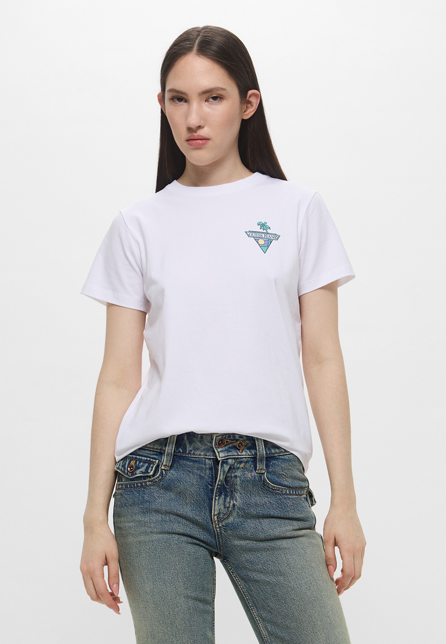 Футболка Guess Jeans, цвет: белый, RTLAEC749201 — купить в интернет-магазине Lamoda