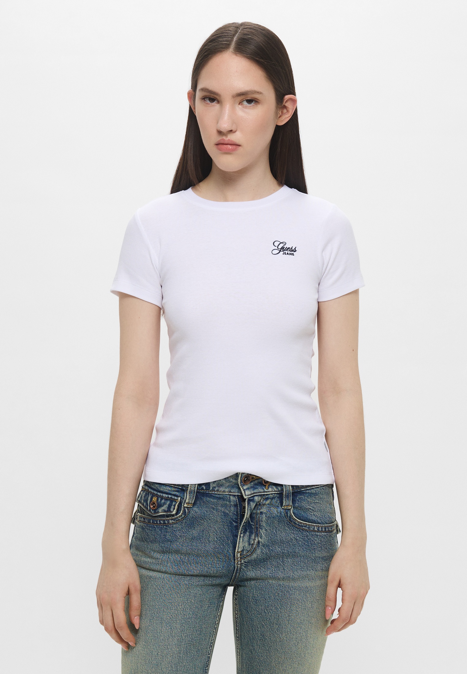 Футболка Guess Jeans, цвет: белый, RTLAEC752401 — купить в интернет ...